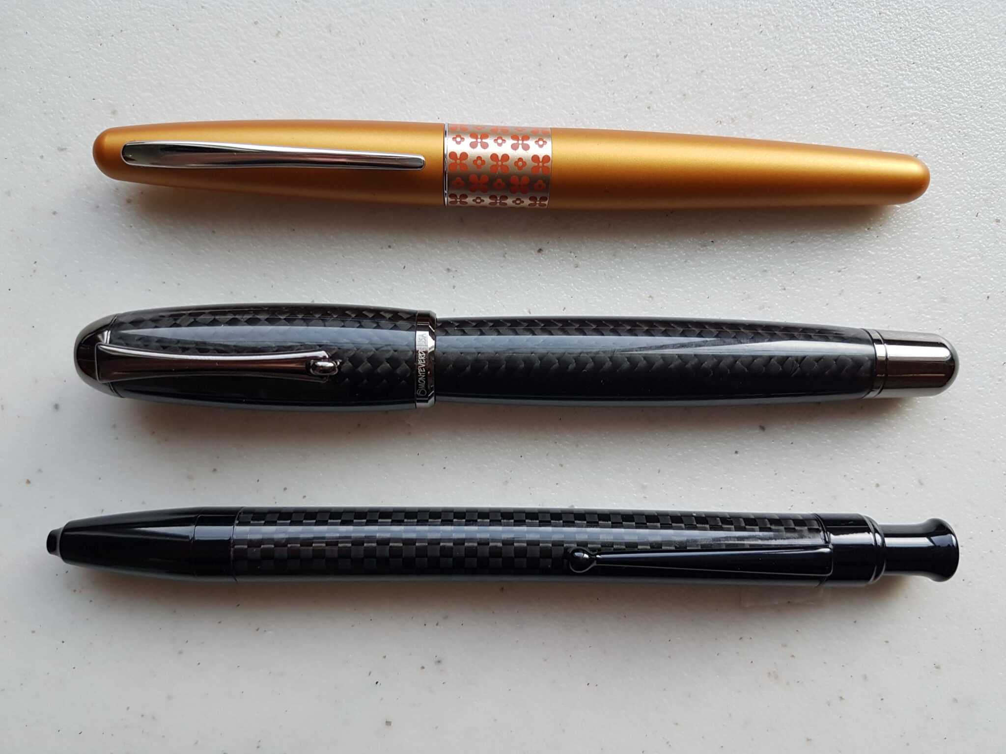 Monteverde Super Mega Carbon Fibre Fountain Pen Review | Hey there!