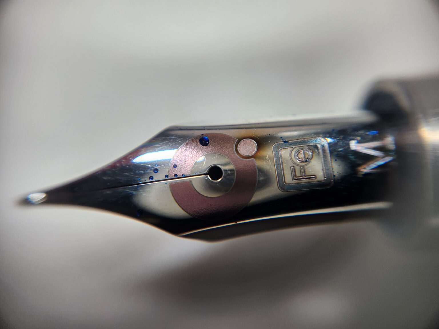 Hey there! | Academia, fountain pens, the bizarre